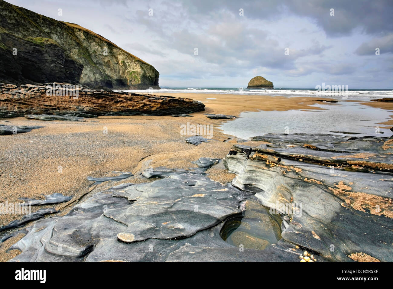 Beach at Trebarwith Strand captured at low tide Stock Photo - Alamy