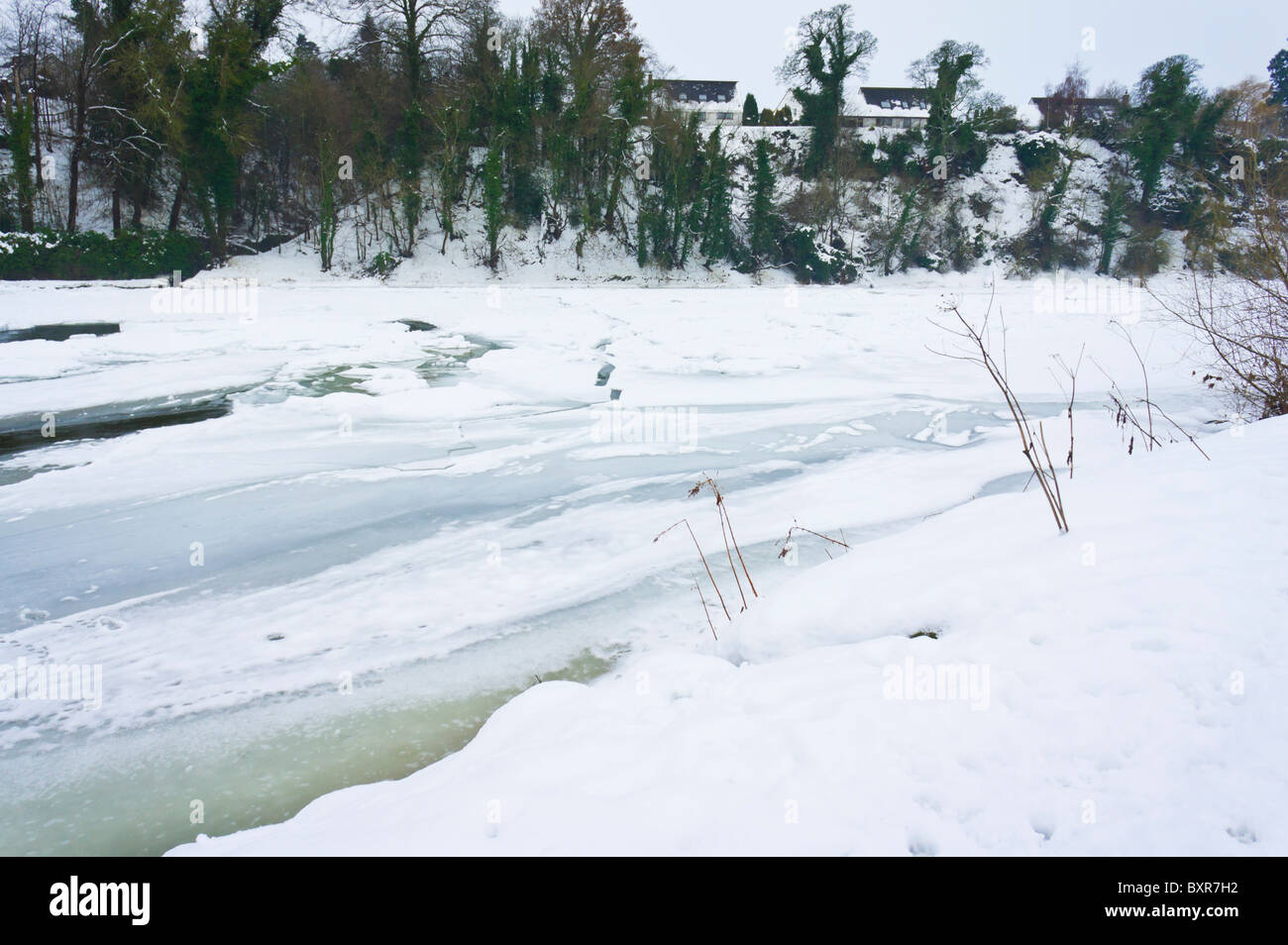 The River Tweed with ice and snow, Kelso, Scotland, midwinter Stock ...