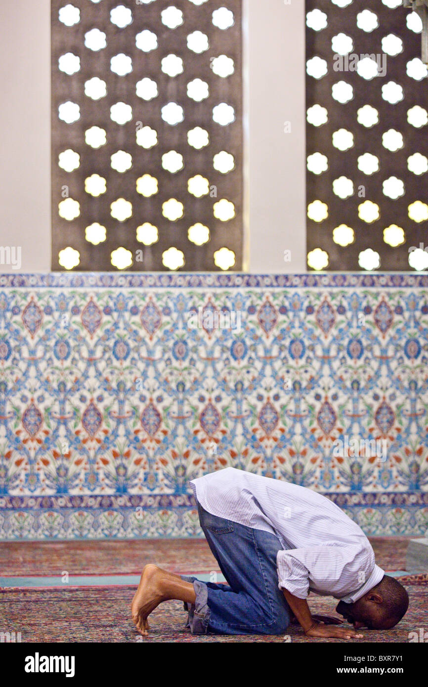 Praying inside the Washington Islamic Center Mosque, Washington DC ...