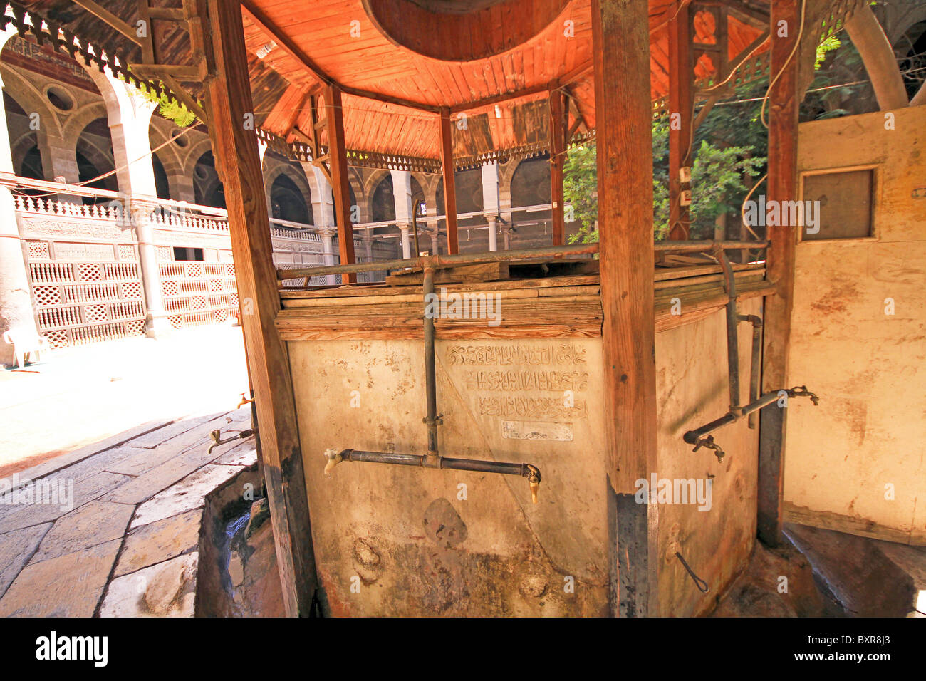 Arabic window Islamic house fountain mosque Stock Photo - Alamy