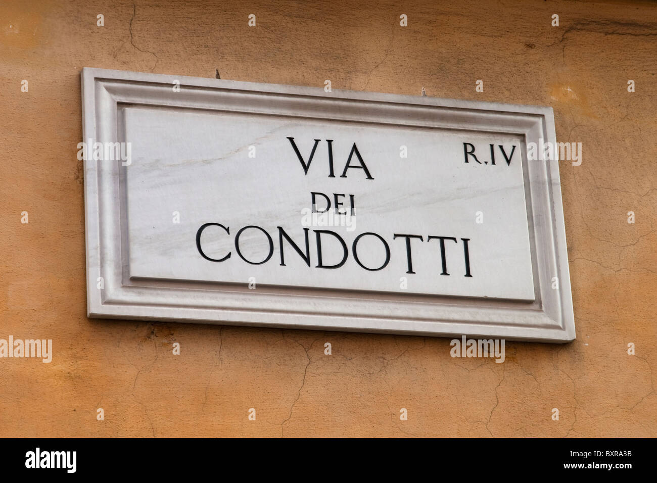 Shopping in rome via condotti hi-res stock photography and images - Alamy