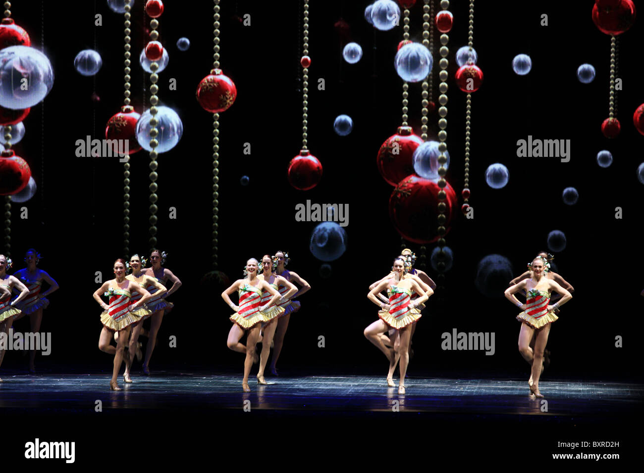 Rockettes dancing - Radio city music hall Christmas spectacular show in ...