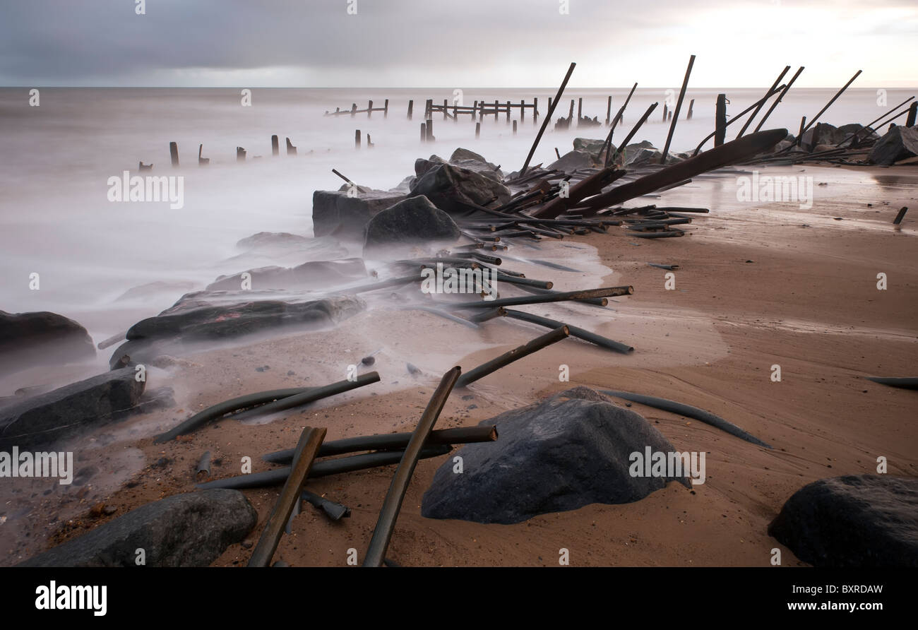 Groynes sea defences happisburgh hi-res stock photography and images ...