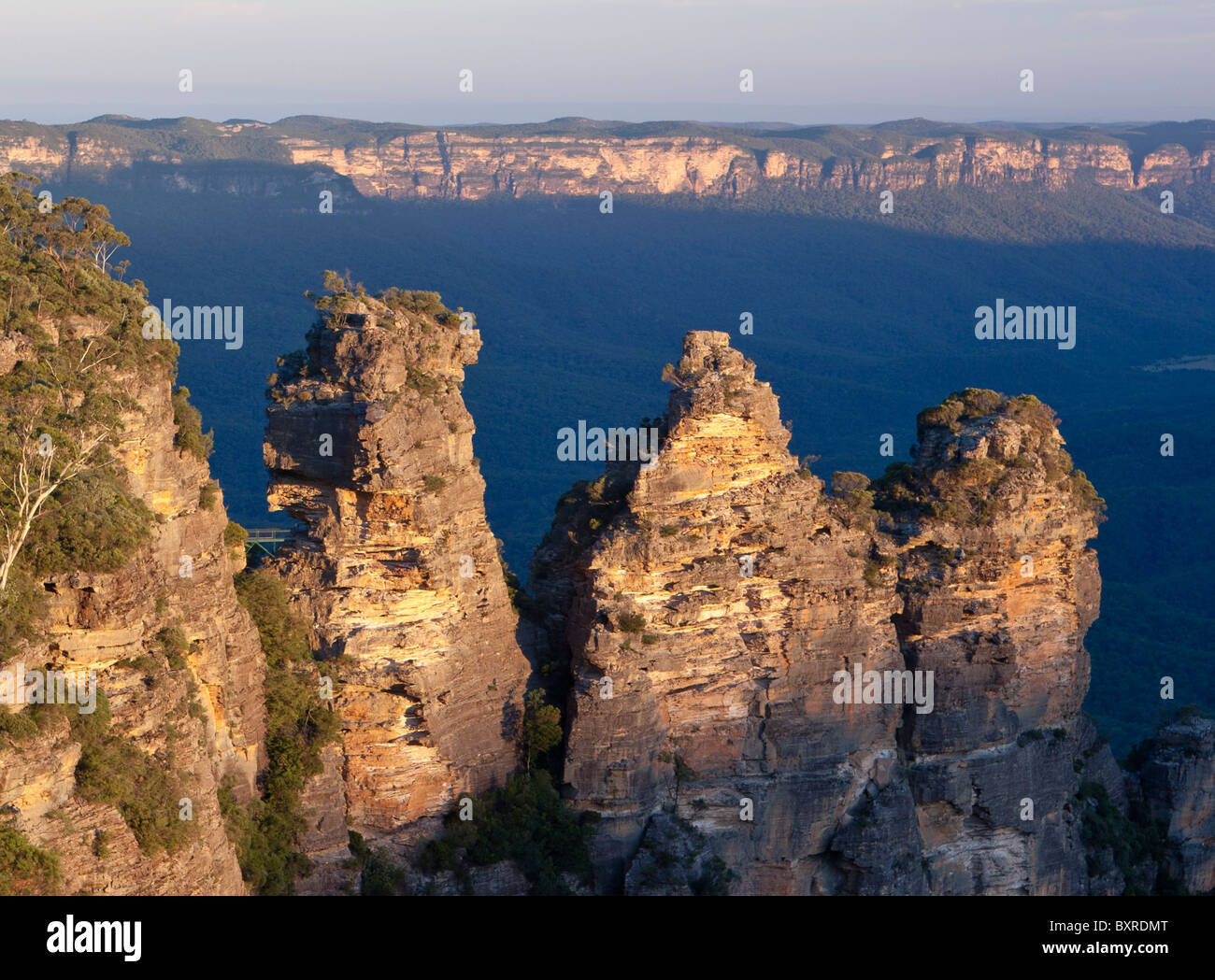 Sunset illuminating the Three Sisters rock formation at Echo Point ...