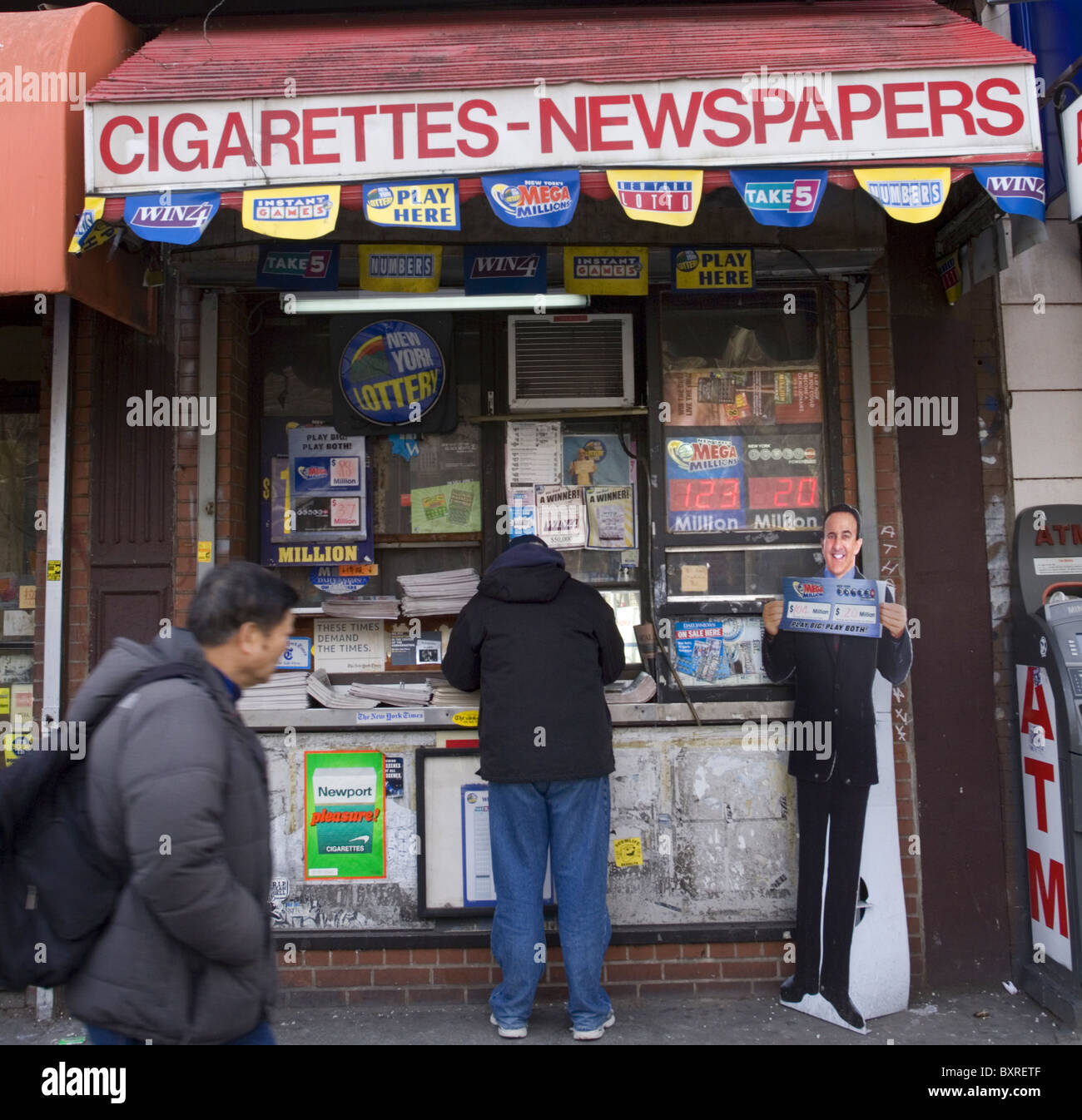 Newsstand new york hi-res stock photography and images - Alamy