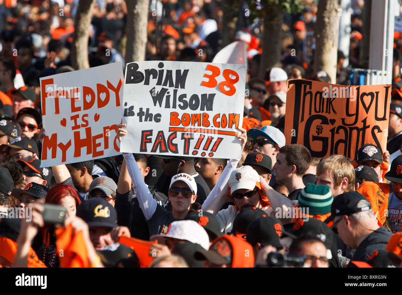 Fans hold up signs in the crowd hi-res stock photography and images - Alamy
