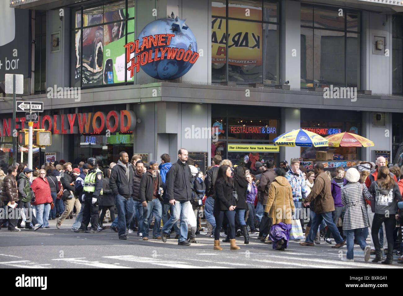 Crowded city sidewalk hi-res stock photography and images - Alamy