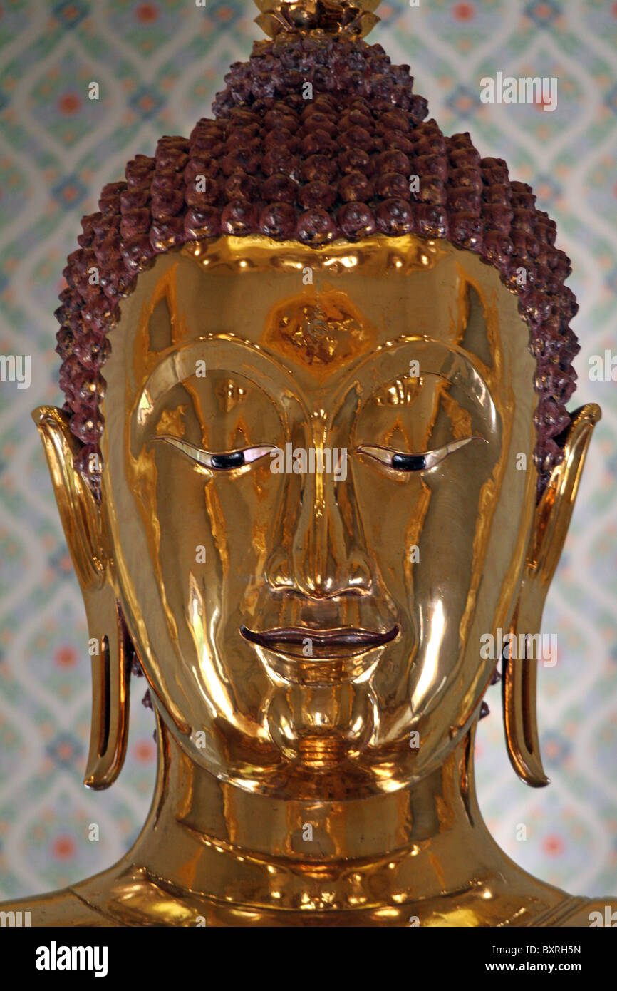 Gold Buddha statue at Wat Traimit, the Temple of the Golden Buddha in ...