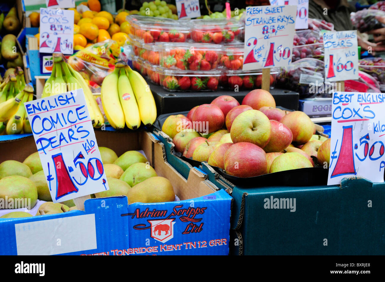 UK, England, English pears, apples and various other fruit on market ...