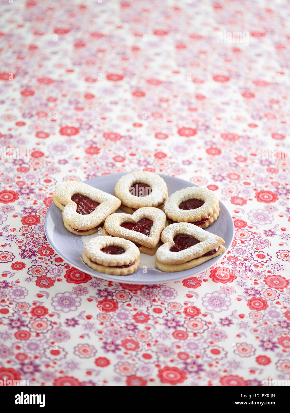 Jammy dodger hi-res stock photography and images - Alamy