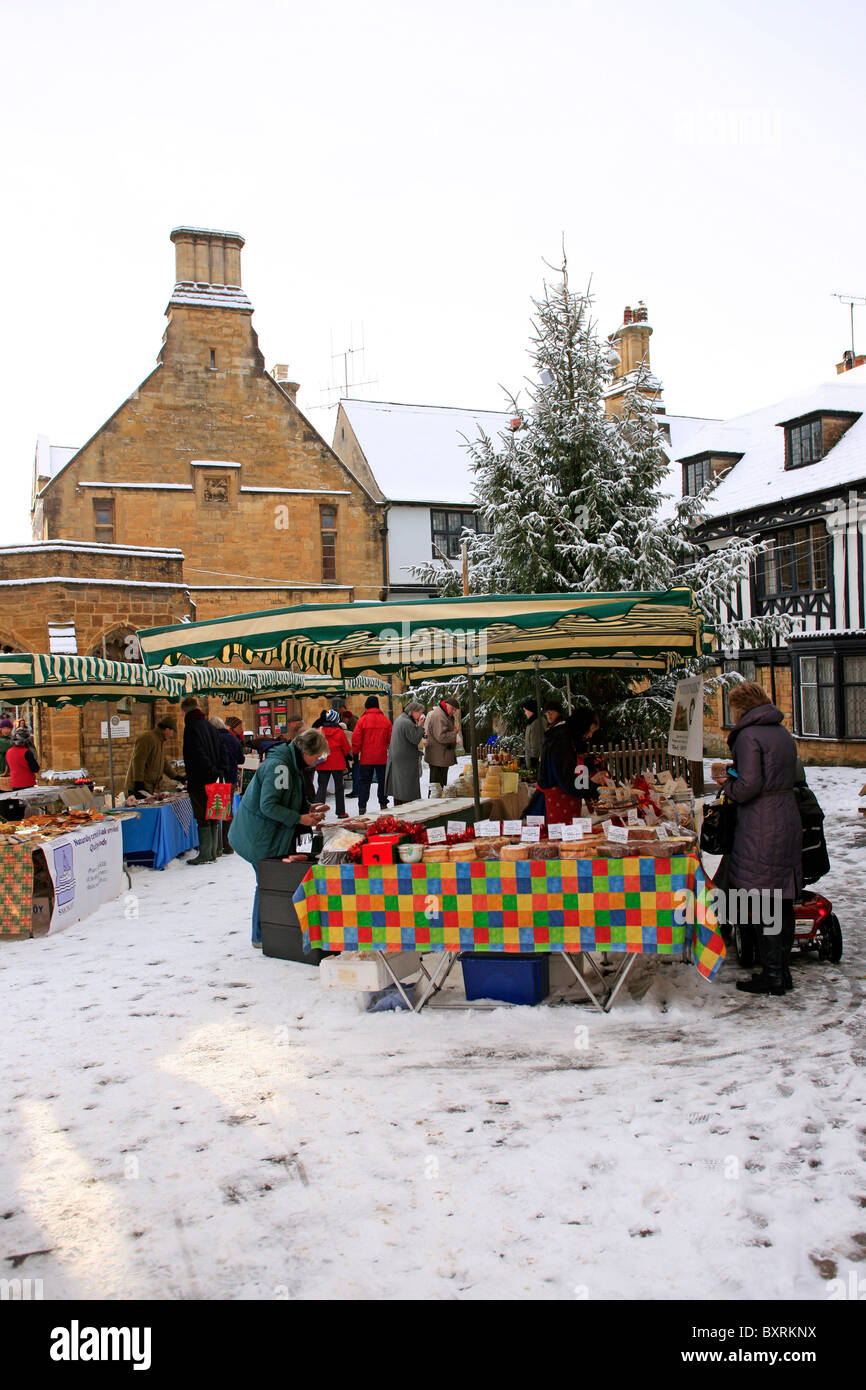 Snow covered market Square on Farmers day in Sherborne Dorset Stock ...