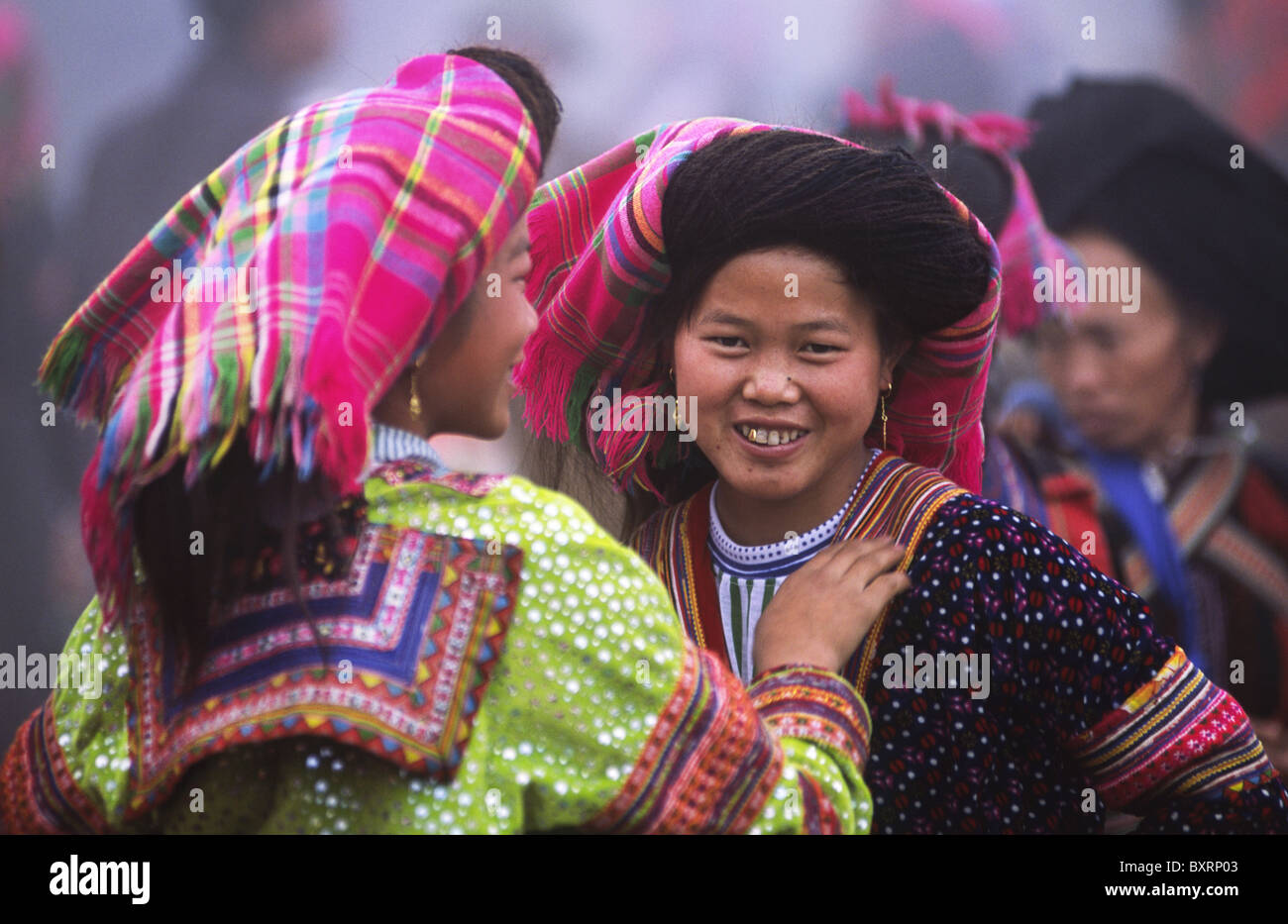 Red Hmong minority girls at the market. Sinhoe, Lai Chau Province ...