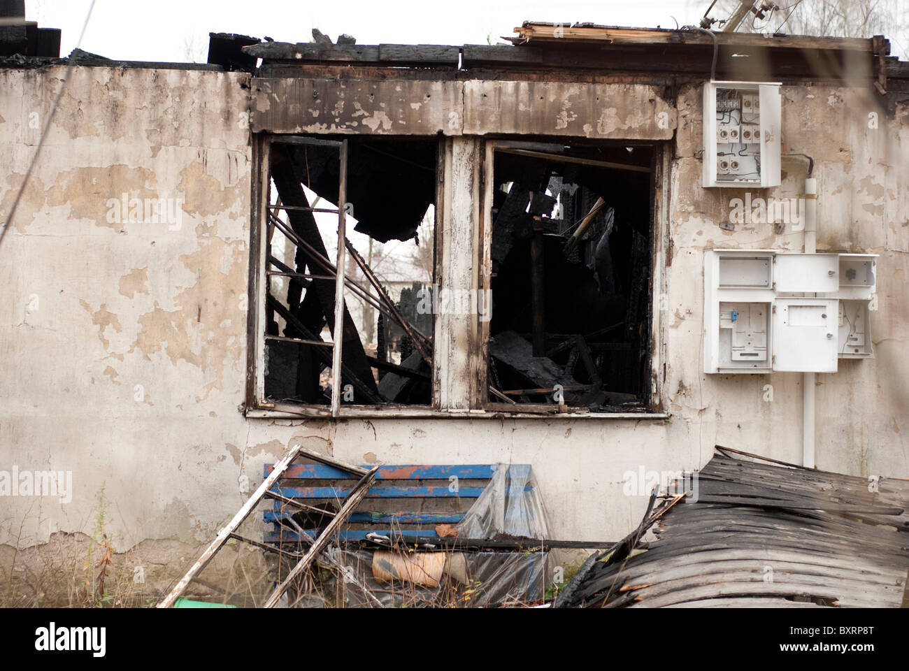 Fully destroyed by fire house Stock Photo - Alamy