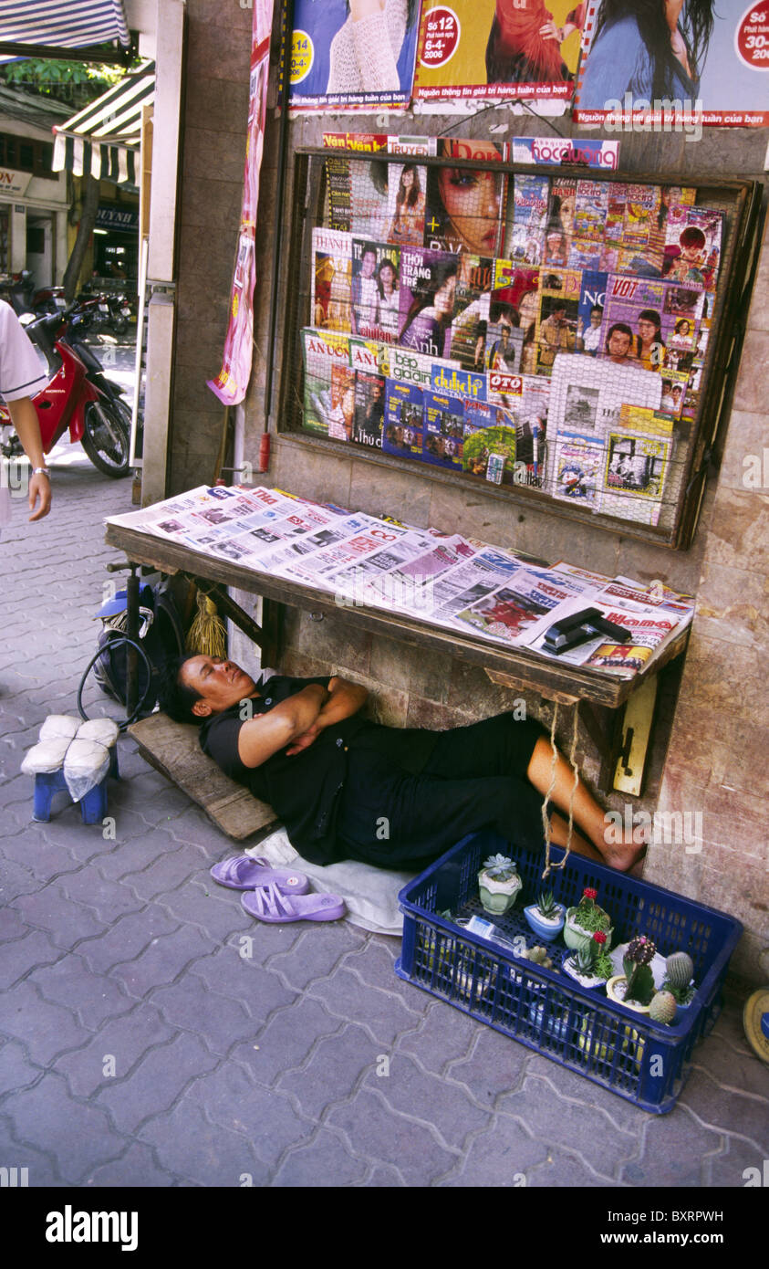 Vietnamese male street vendor hi-res stock photography and images - Alamy