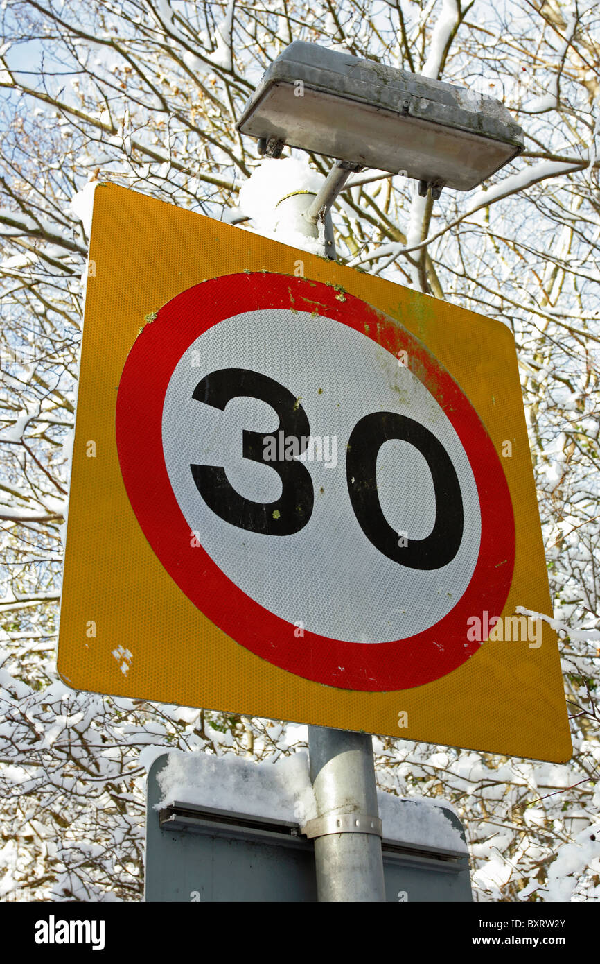 A 30mph speed limit sign Stock Photo - Alamy