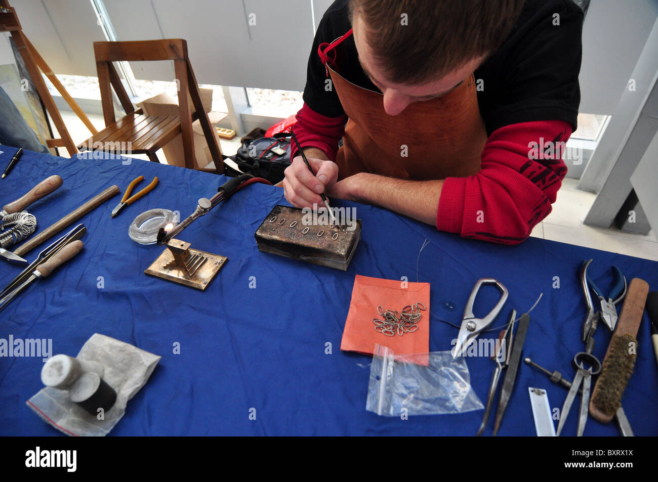 Silver goldsmith hi-res stock photography and images - Alamy
