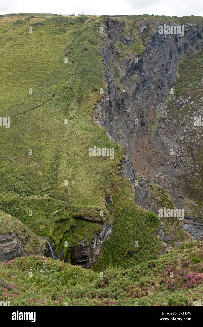 Rugged coastline at Pentargon near Boscastle on the north Cornwall ...