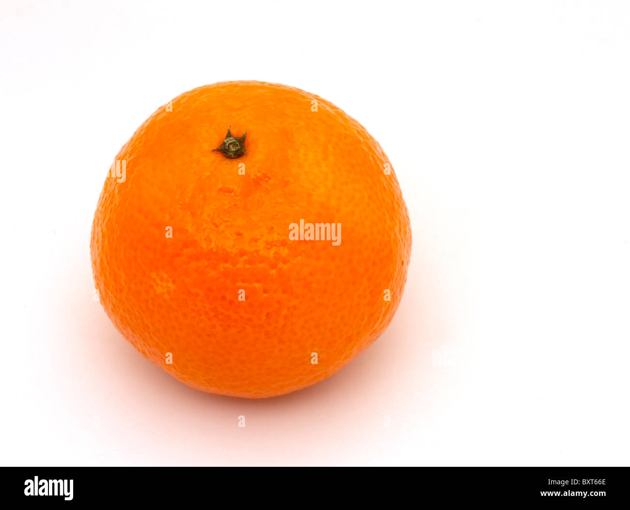 Single clementine on white background Stock Photo - Alamy