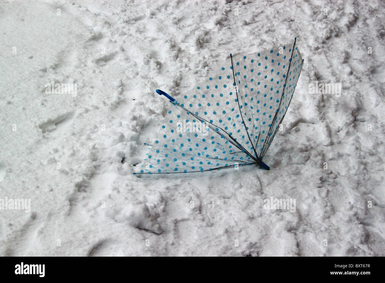 Snowfall in London in December 2010 turns the city into a Winter ...
