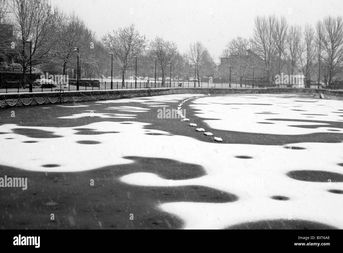 Snowfall in London in December 2010 turns the city into a Winter ...