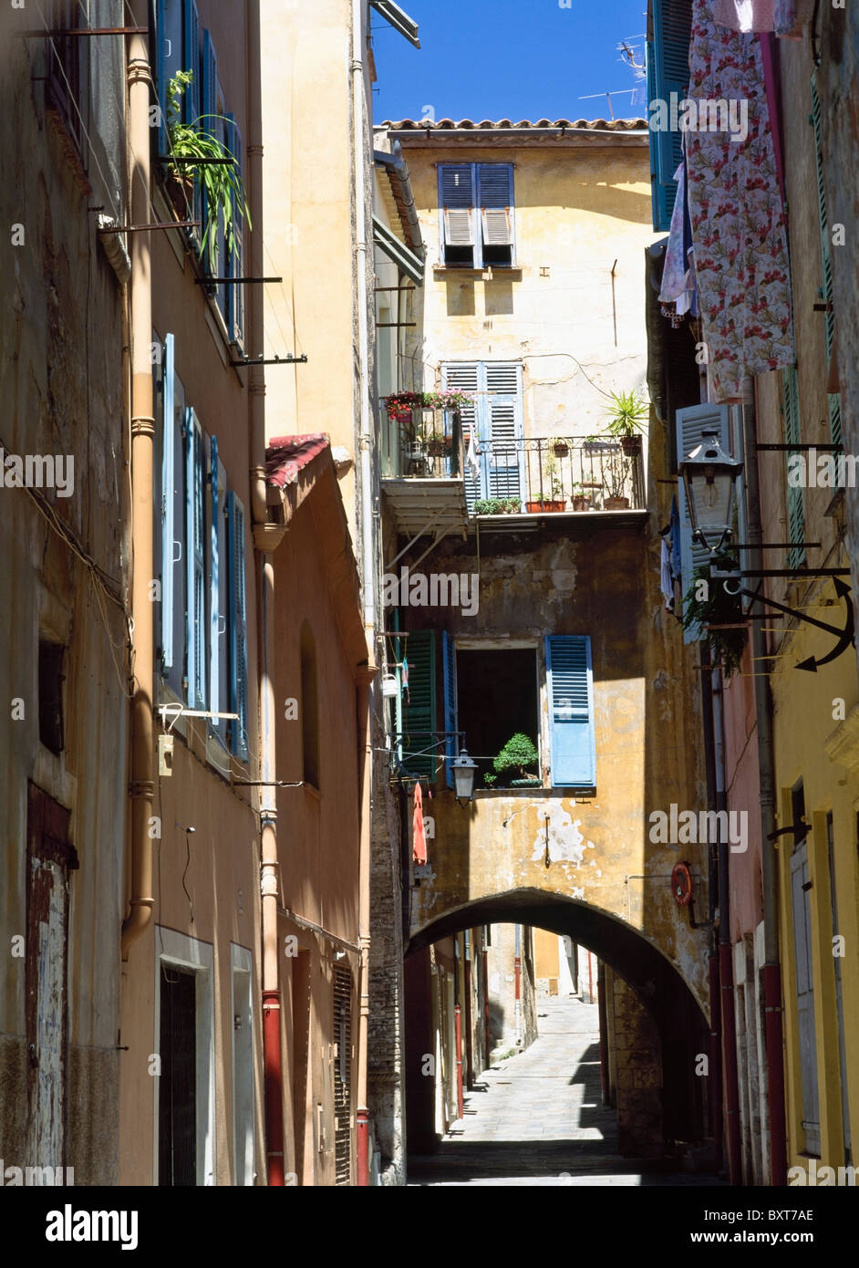 Arch over narrow street hi-res stock photography and images - Alamy