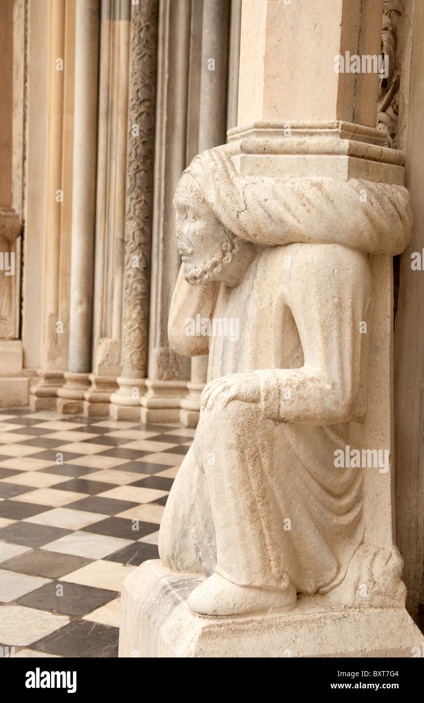 Supporting pillar hi-res stock photography and images - Alamy