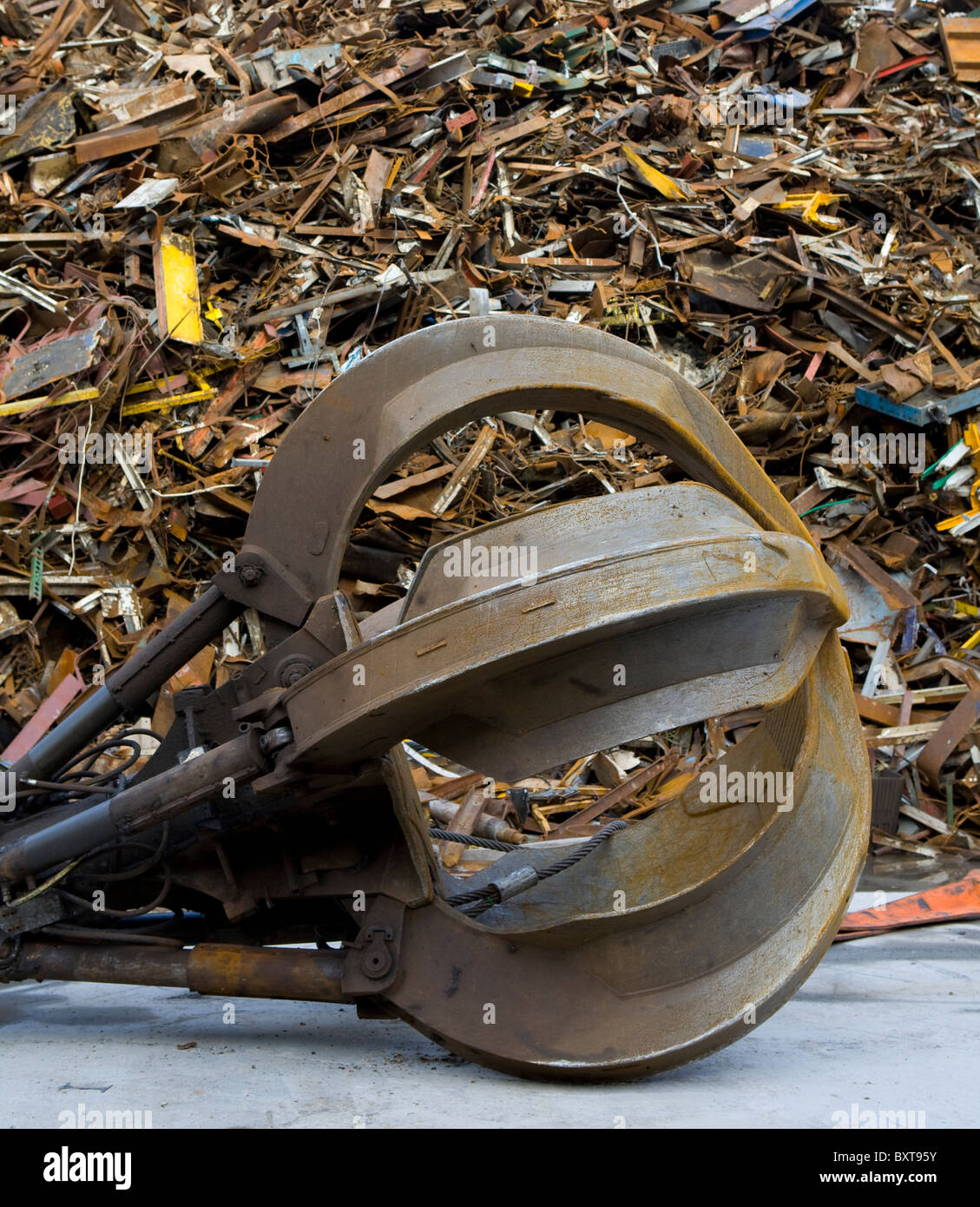 Mechanical crane grab scrap metal hi-res stock photography and images ...