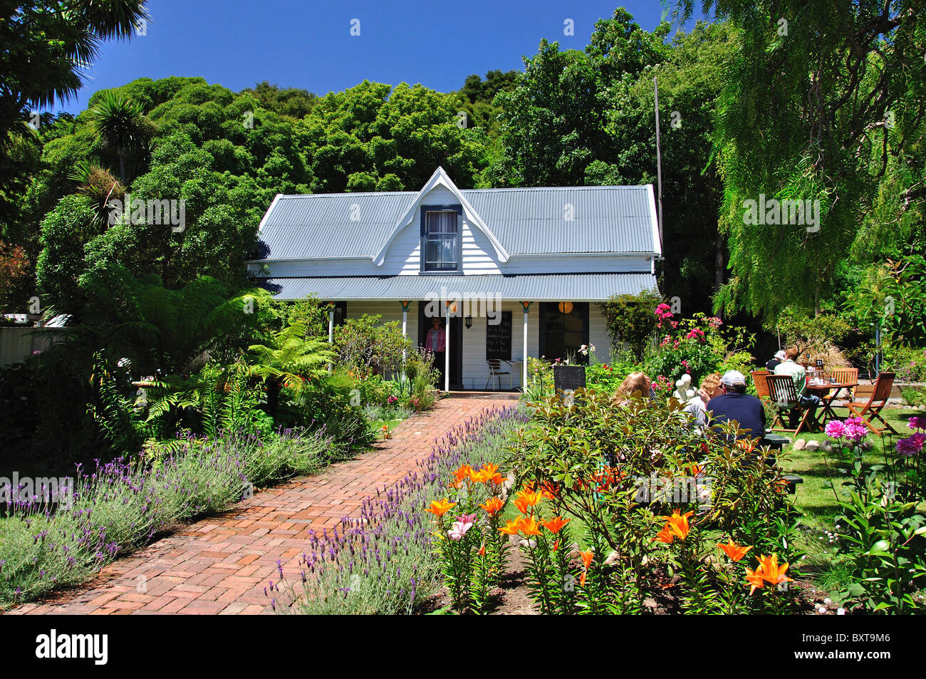 Tree house restaurant new zealand hi-res stock photography and images ...