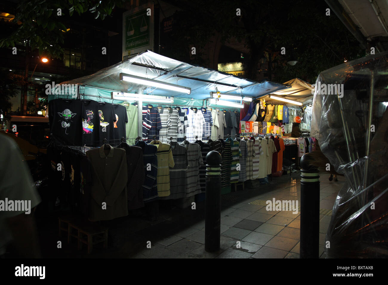 Street market on Sukumvit Road Stock Photo - Alamy