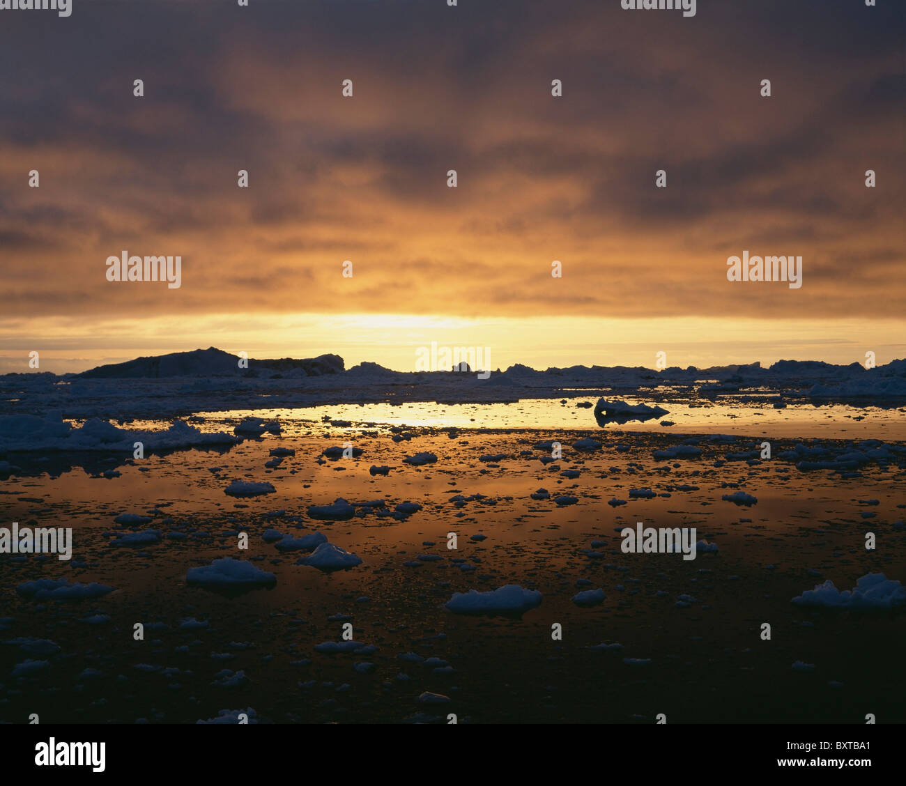 Ice and oceans at night hi-res stock photography and images - Alamy