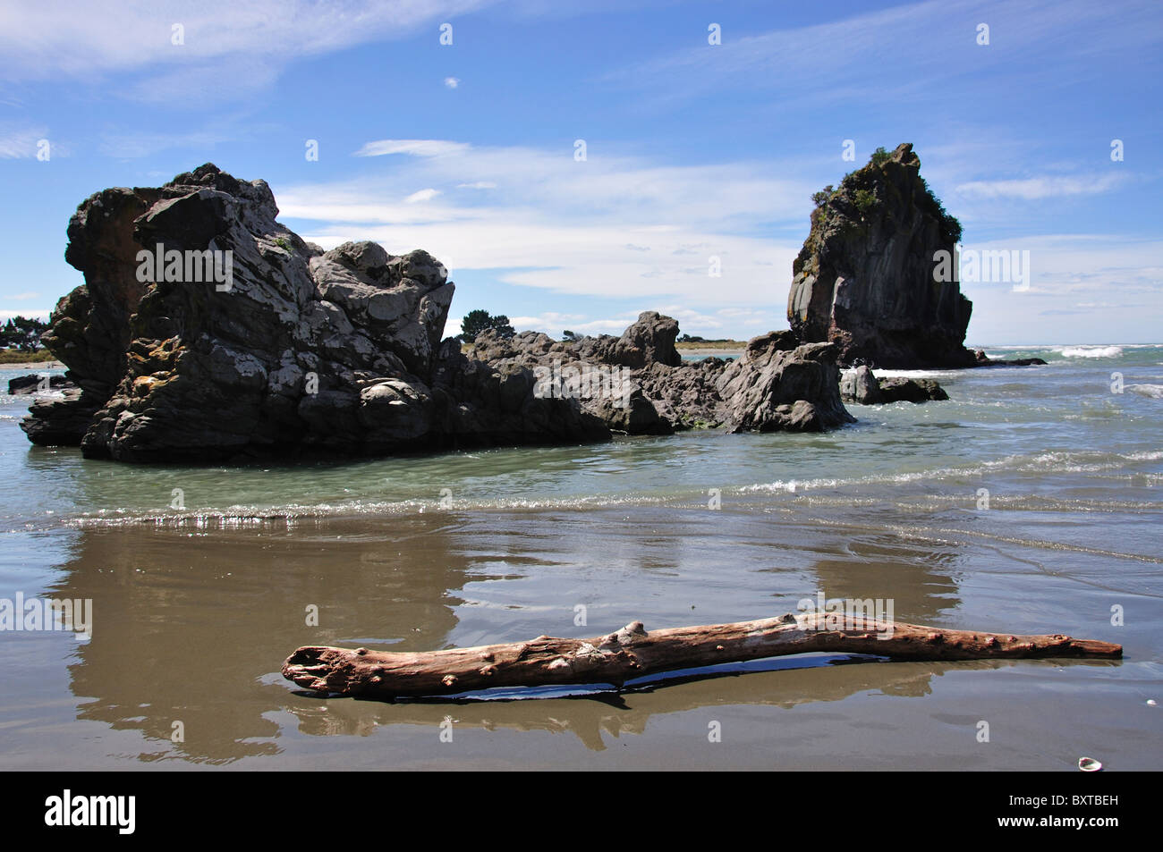 Shag rock on Sumner Beach, Sumner, Christchurch, Canterbury Region ...