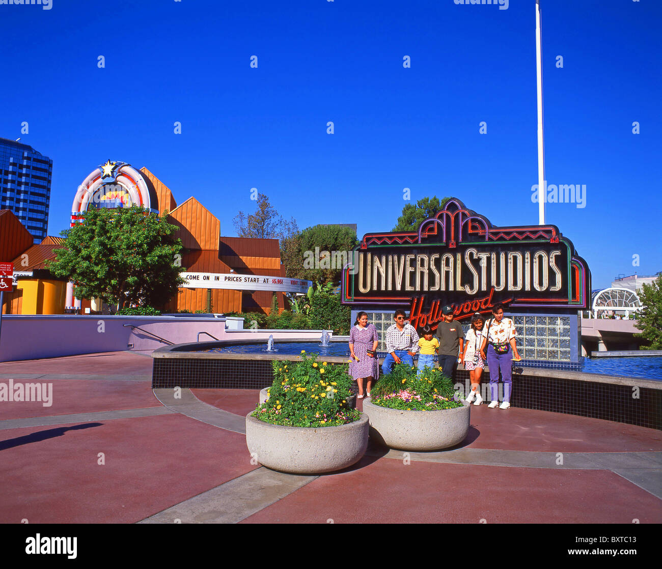 Family by entrance sign to Universal Studios, Orlando, Florida, United ...
