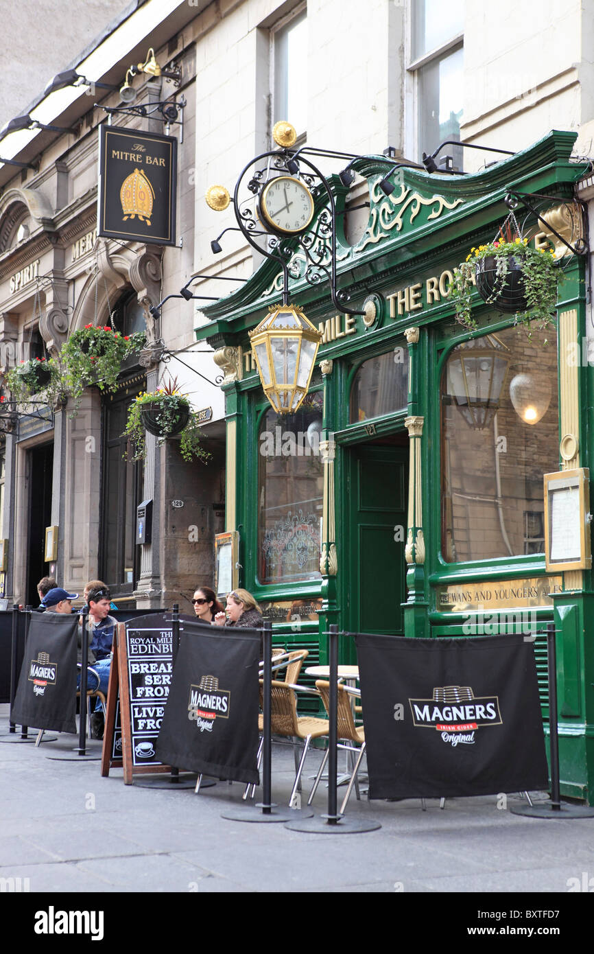 Edinburgh royal mile pub hi-res stock photography and images - Alamy