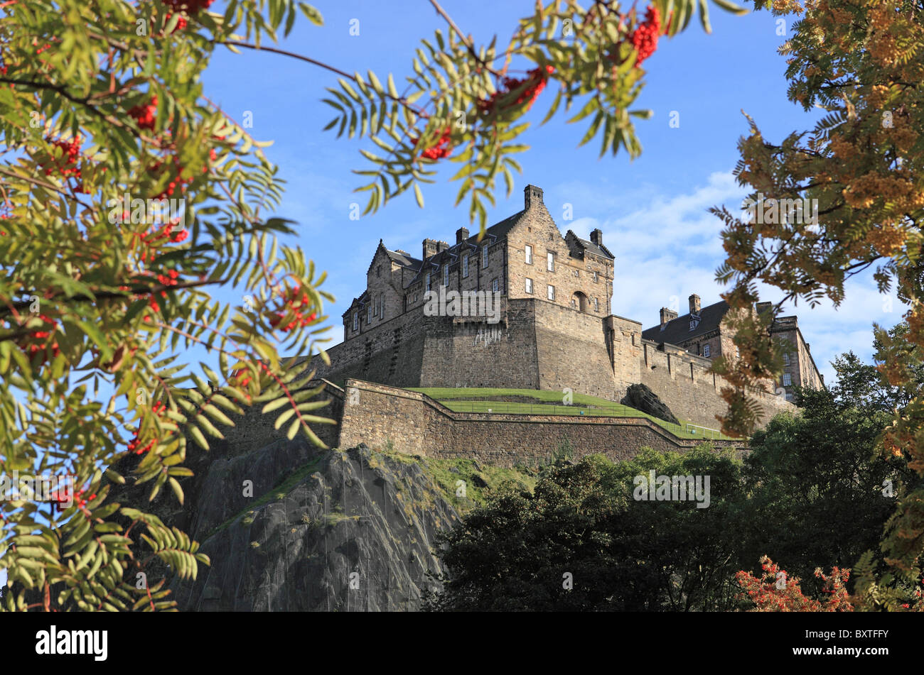 Edinburgh castle princes gardens hi-res stock photography and images ...