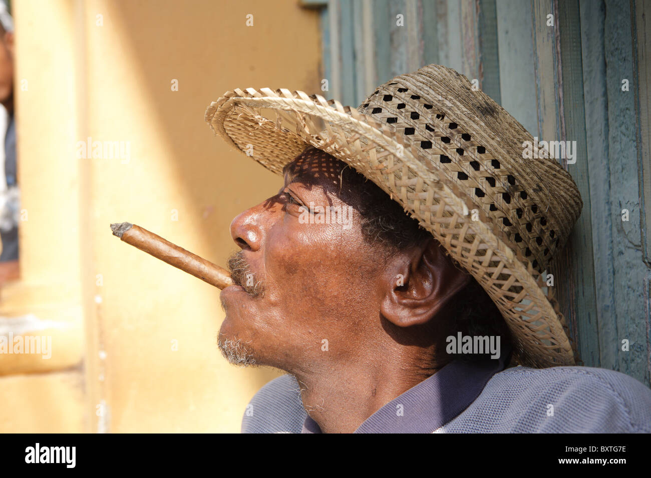 Cuban man smoking hi-res stock photography and images - Alamy
