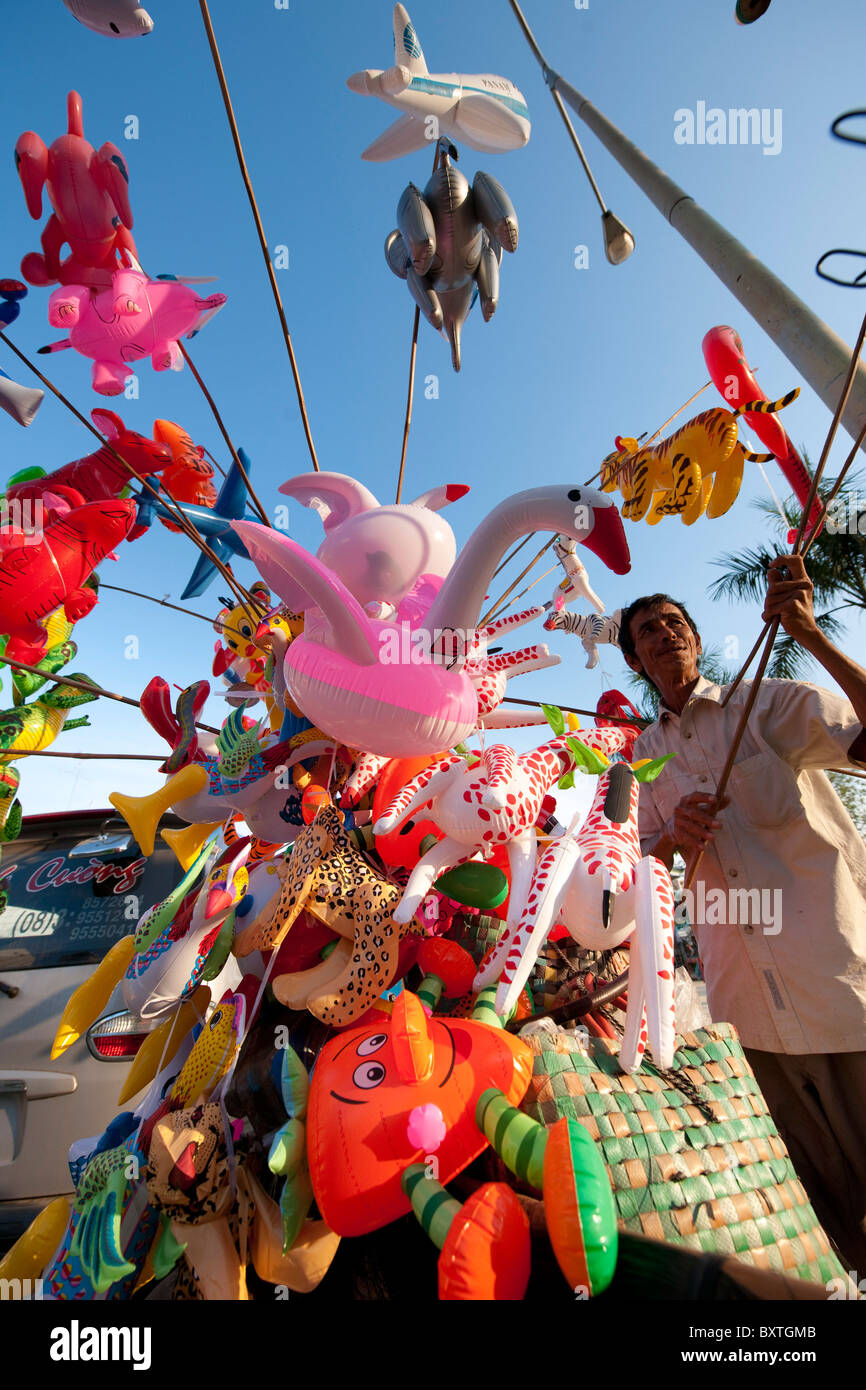 Street vendor selling balloons hi-res stock photography and images - Alamy