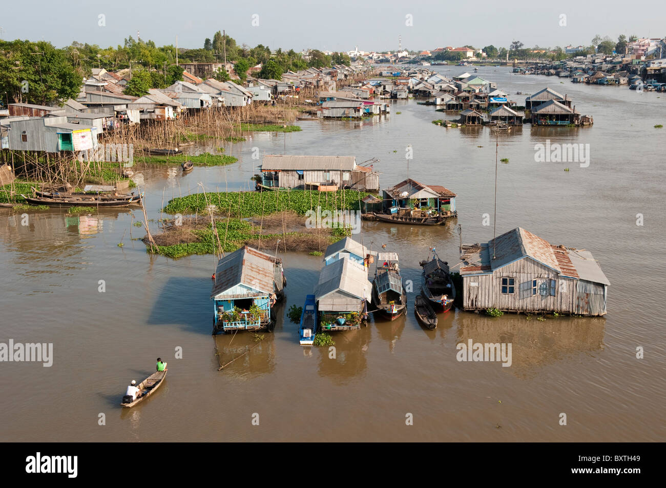 Floating houses on the Hau Giang River (Bassac River), Mekong Delta ...