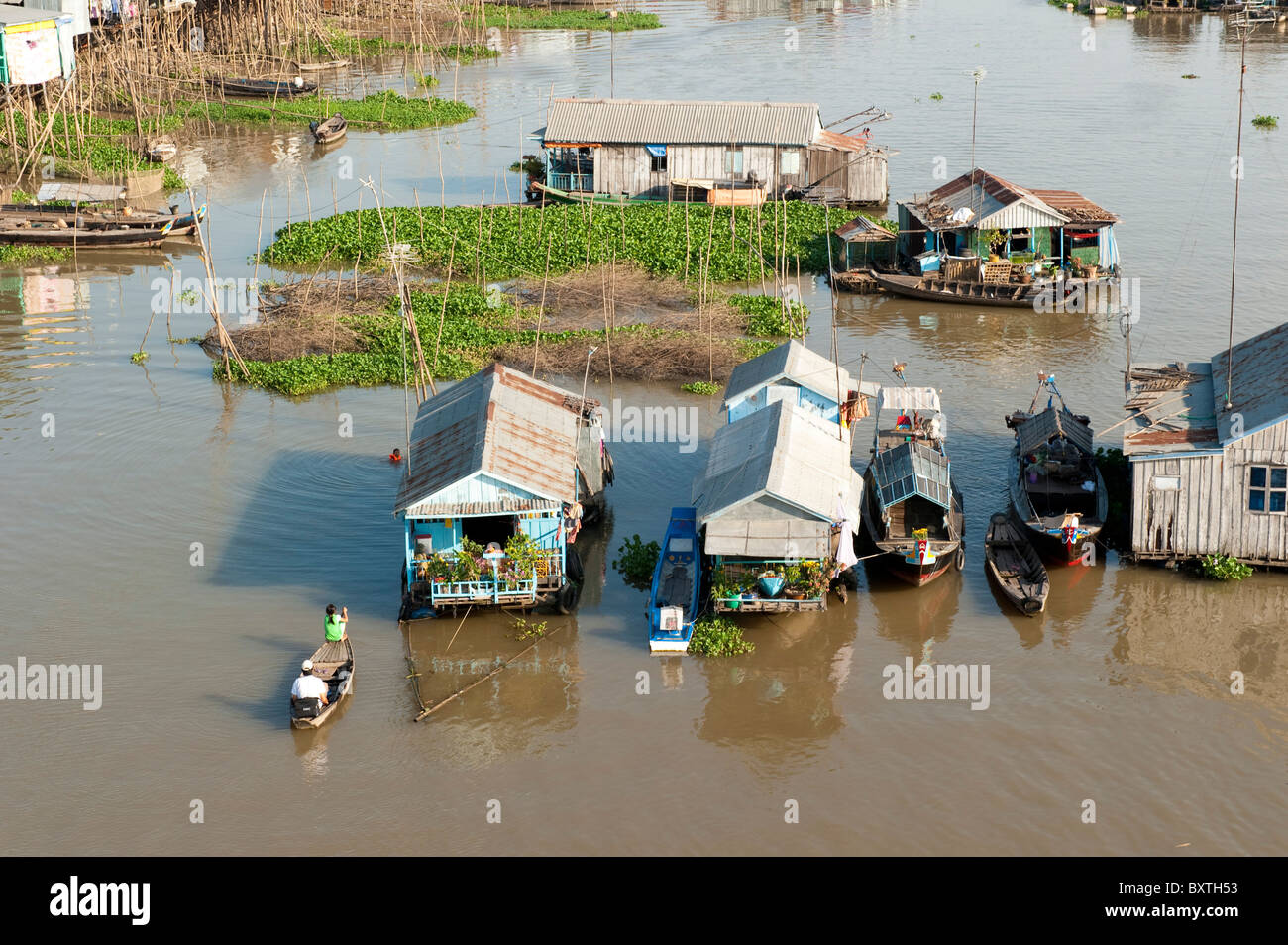 Floating houses on the Hau Giang River (Bassac River), Mekong Delta ...