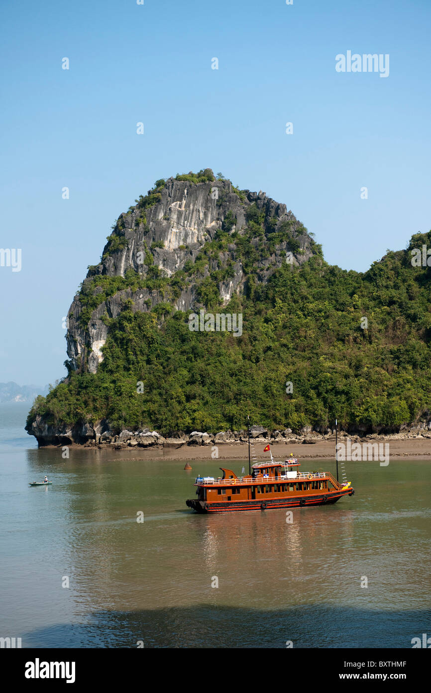 Tourist boat at Dau Go Island to visit a cave, Halong Bay, Vietnam ...