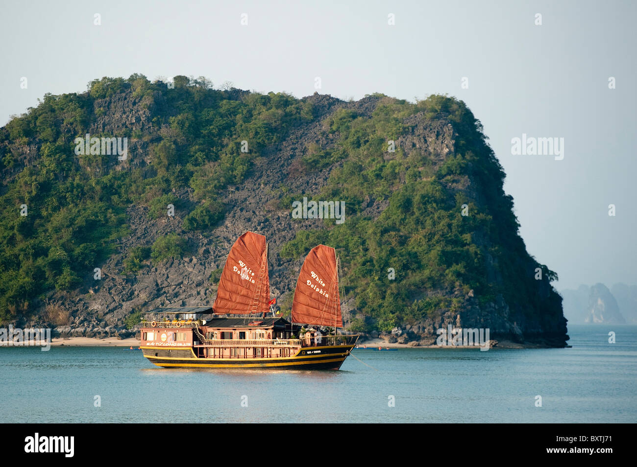 Vietnamese junk boat hi-res stock photography and images - Alamy