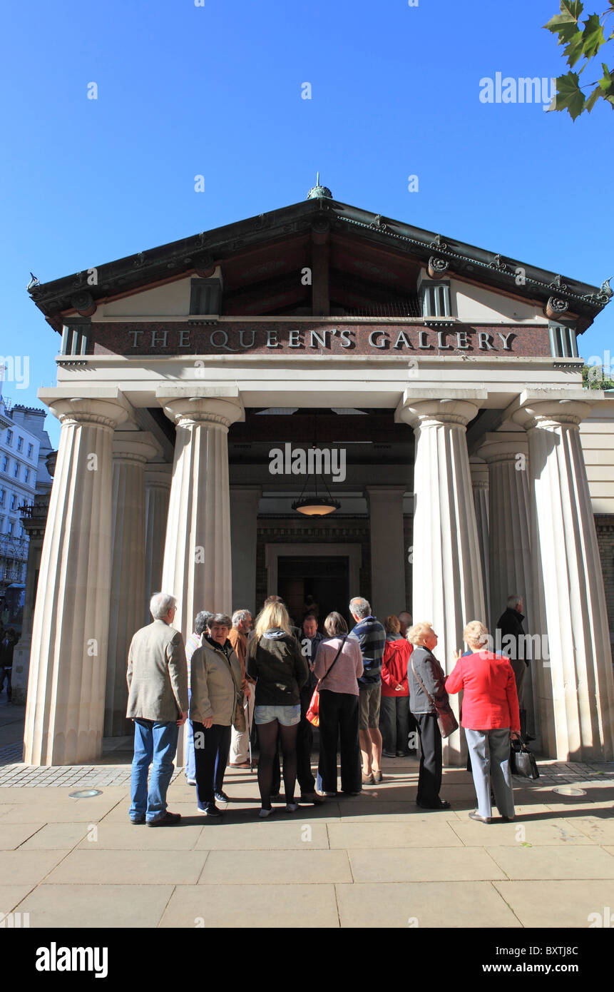 Queens gallery buckingham palace london hi-res stock photography and ...