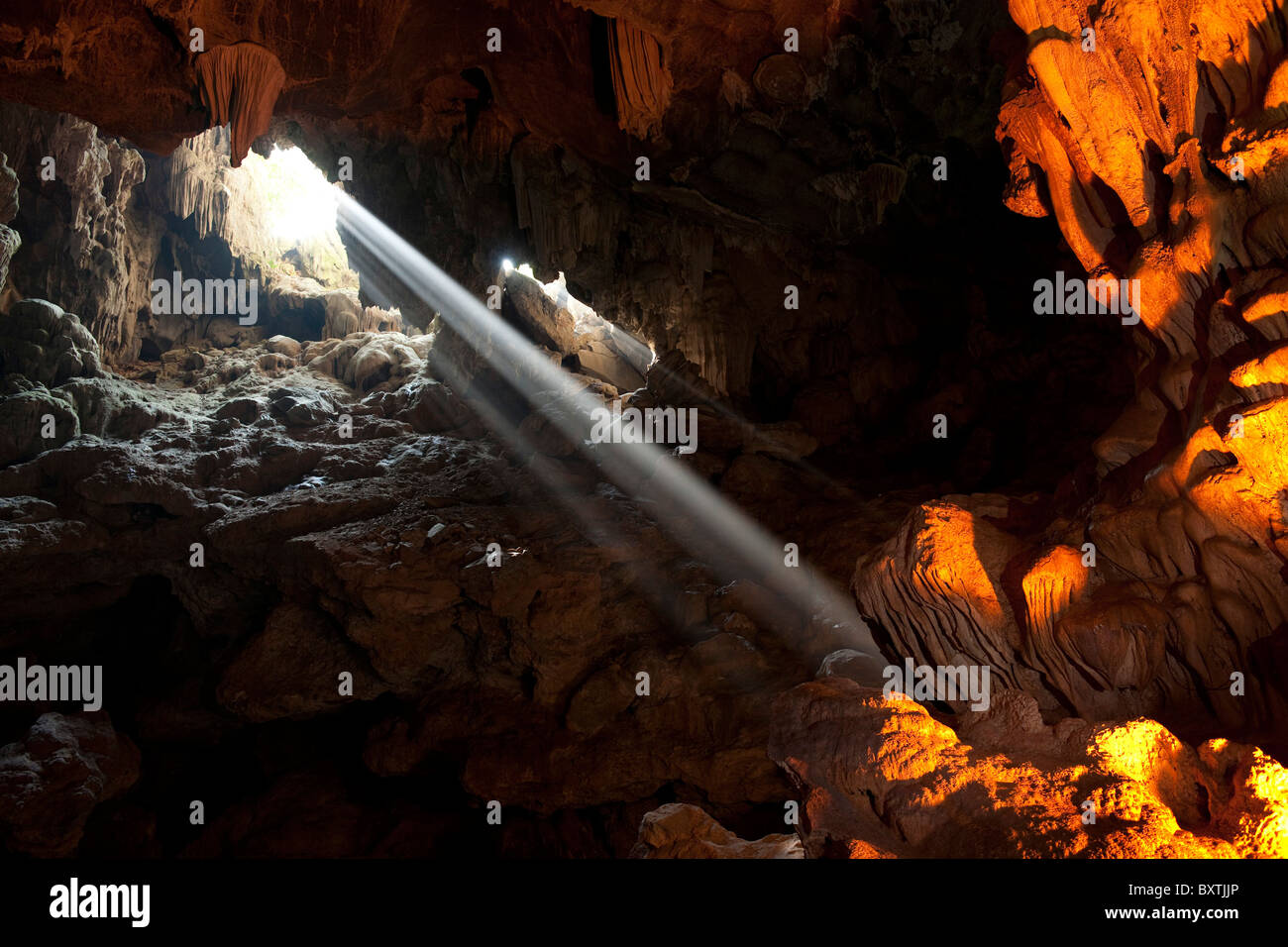 Hang Thien Cung or the Celestial Palace Grotto, Dau Go Island, Halong ...