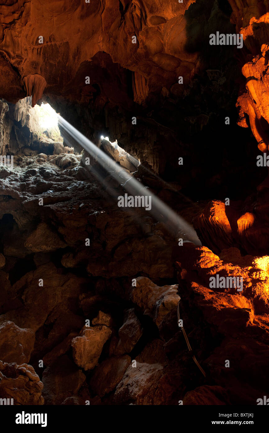 Hang Thien Cung or the Celestial Palace Grotto, Dau Go Island, Halong ...