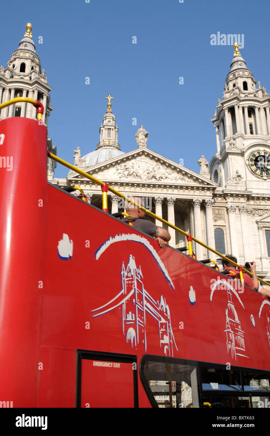 St pauls and bus hi-res stock photography and images - Alamy