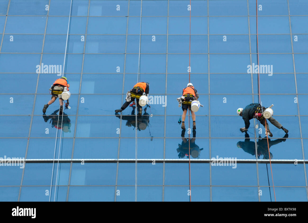 Window cleaners on a skyscraper hi-res stock photography and images - Alamy
