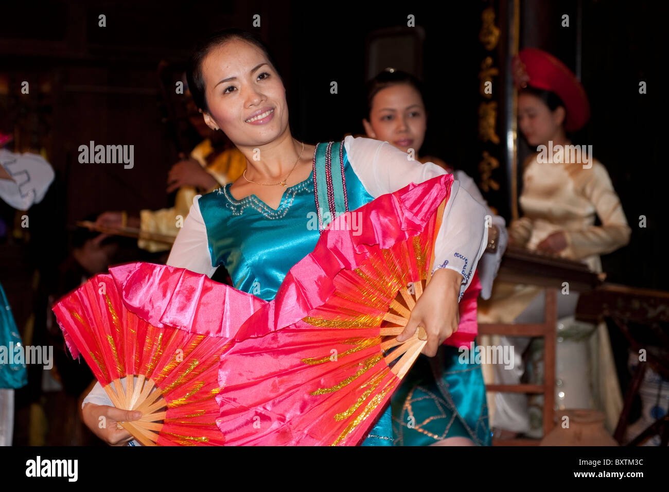 Vietnam dance hi-res stock photography and images - Alamy