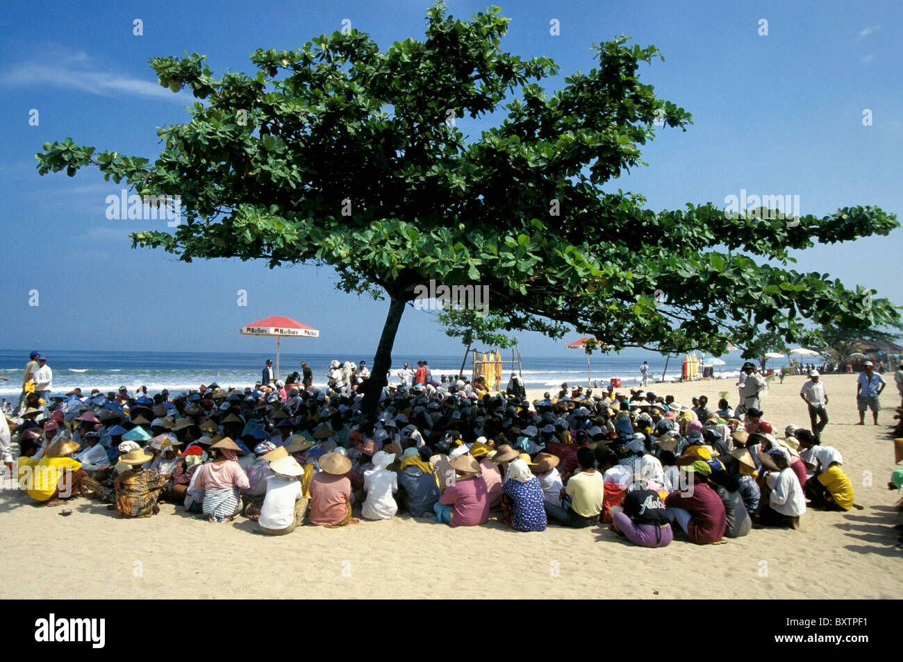 Large crowd people sitting shade hi-res stock photography and images ...