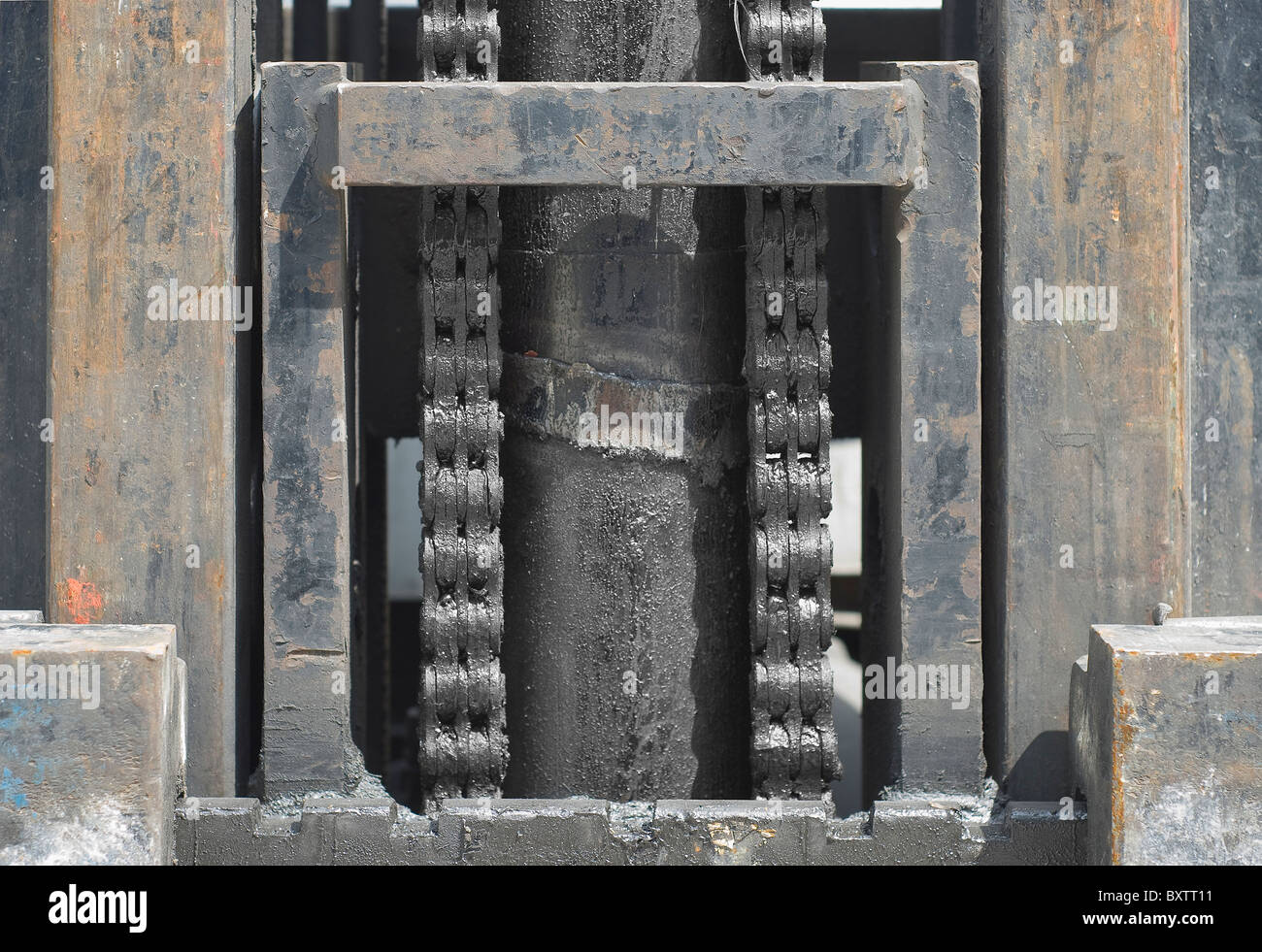 Lifting chain hi-res stock photography and images - Alamy