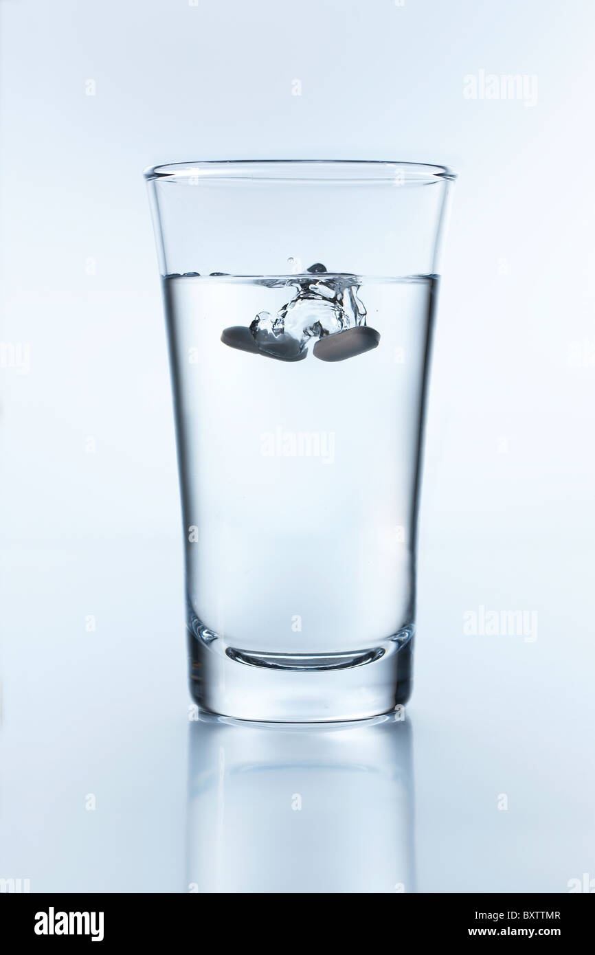 aspirin in water Stock Photo - Alamy