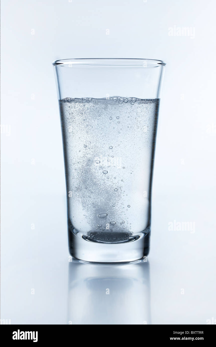 aspirin in water Stock Photo - Alamy